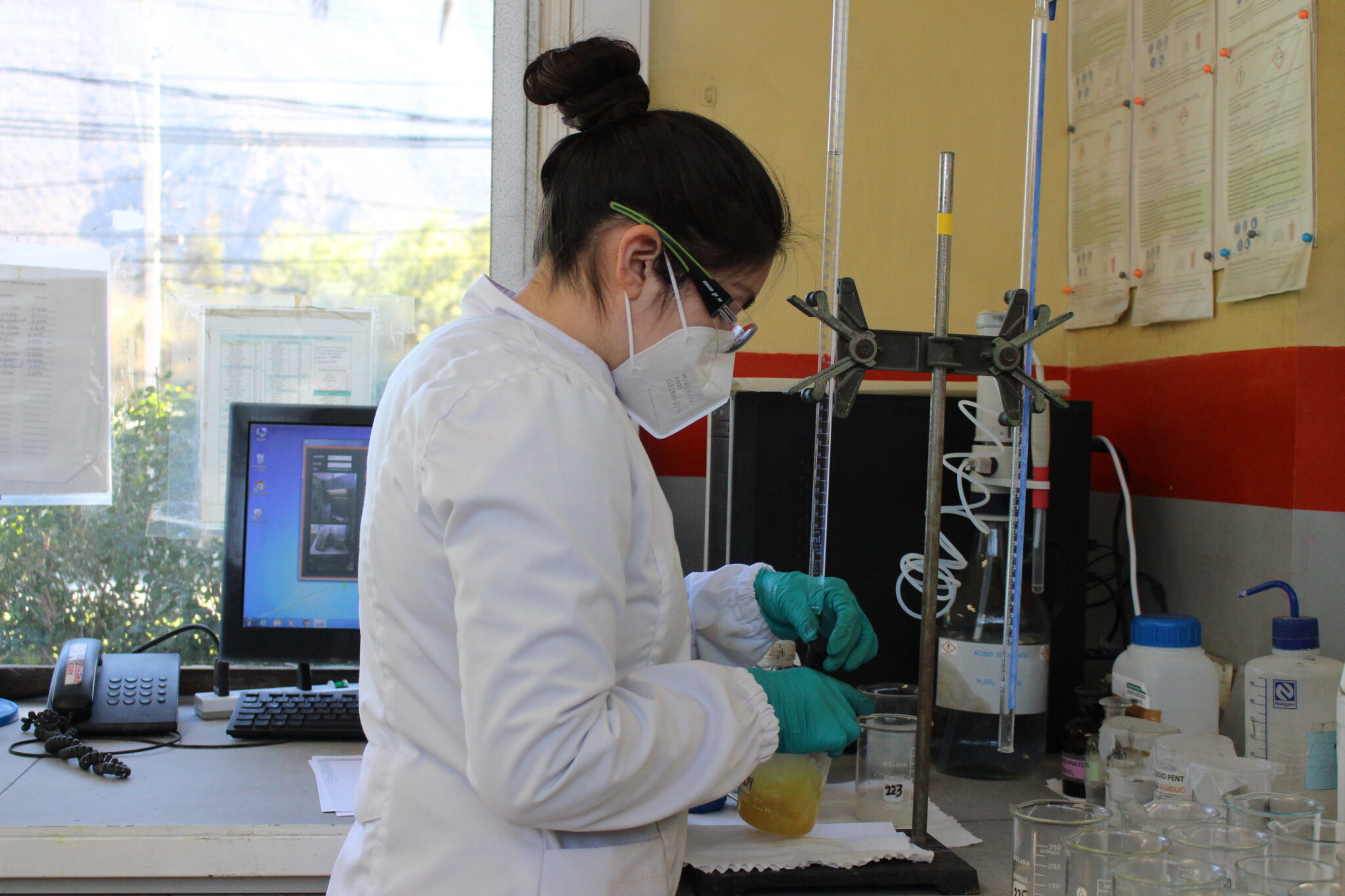 Conociendo a Camila Vivanco Bustamante, analista química en Laboratorio ...